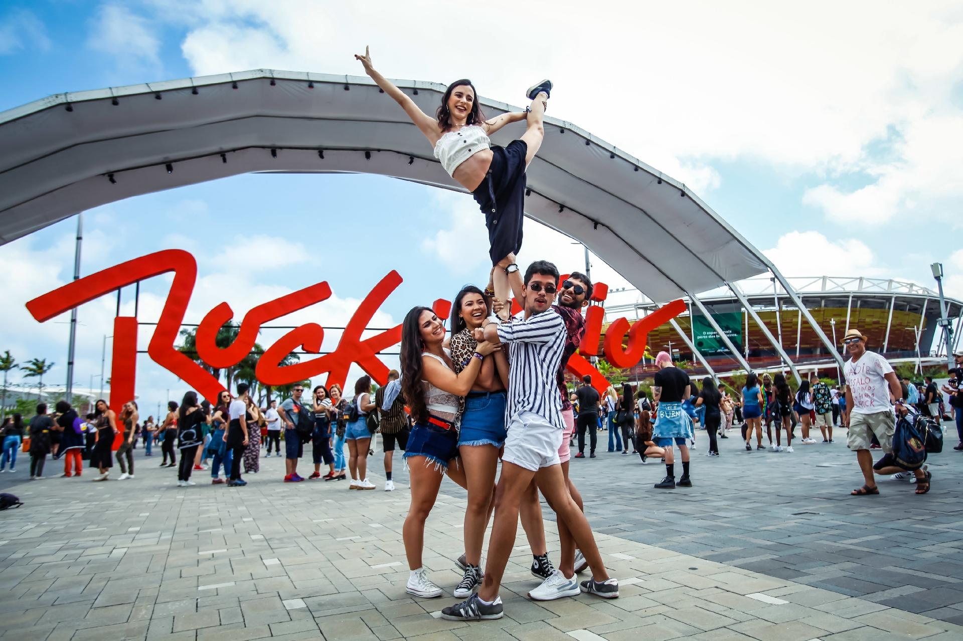 Rock in Rio: Tênis "afundado na lama" vira ímã de selfies e histórias ...
