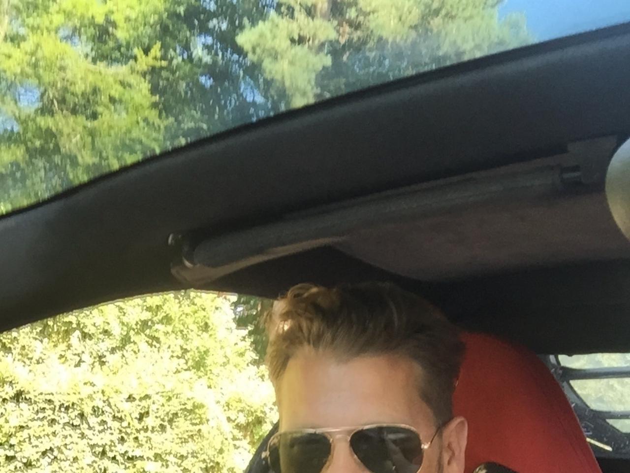 Britânico vira caçador de Ferraris ao garimpar carros e reformá-los em casa