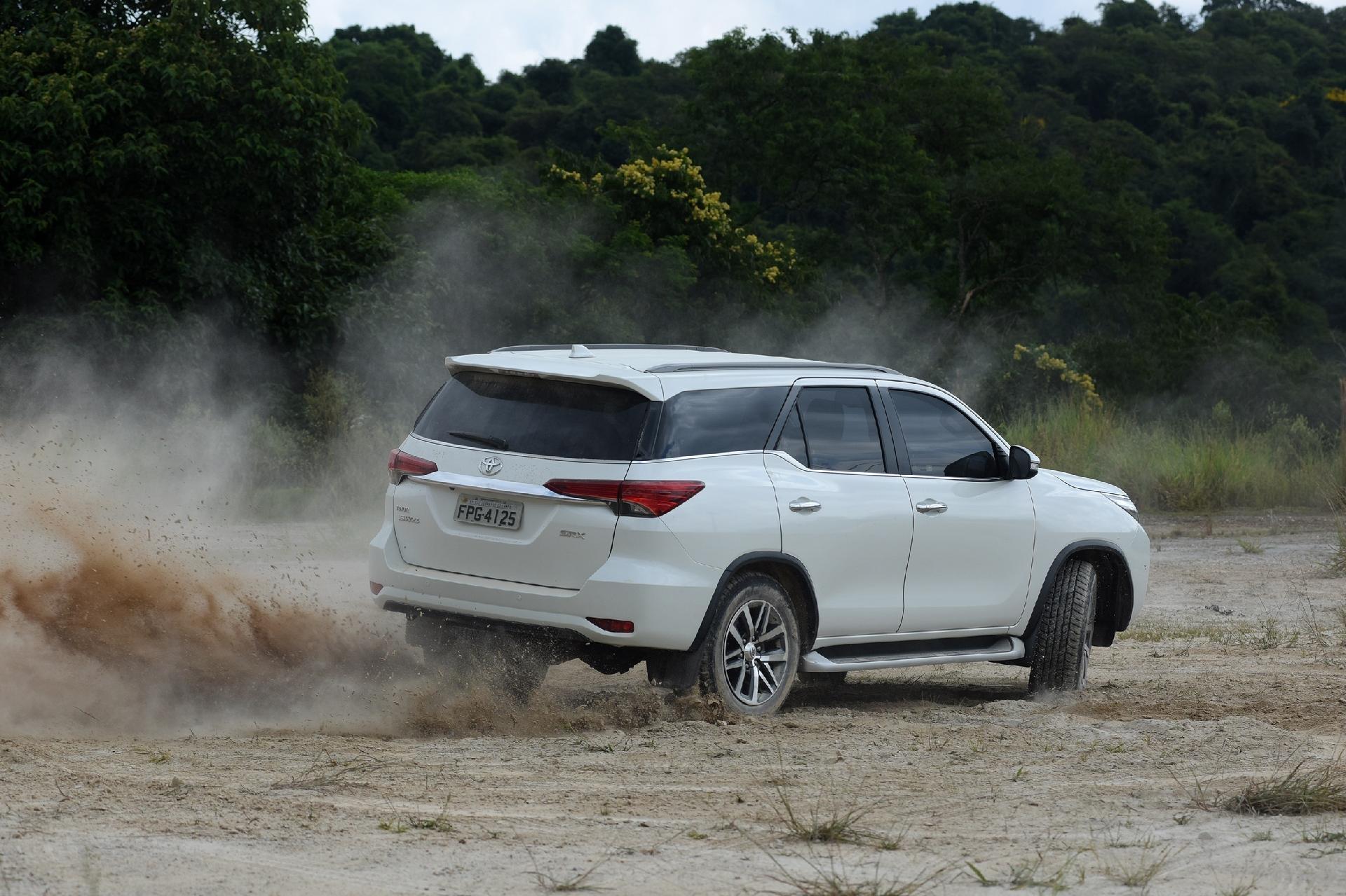 Fotos: Discovery Sport ou Toyota SW4 SRX: duelo dos SUVs de sete ...