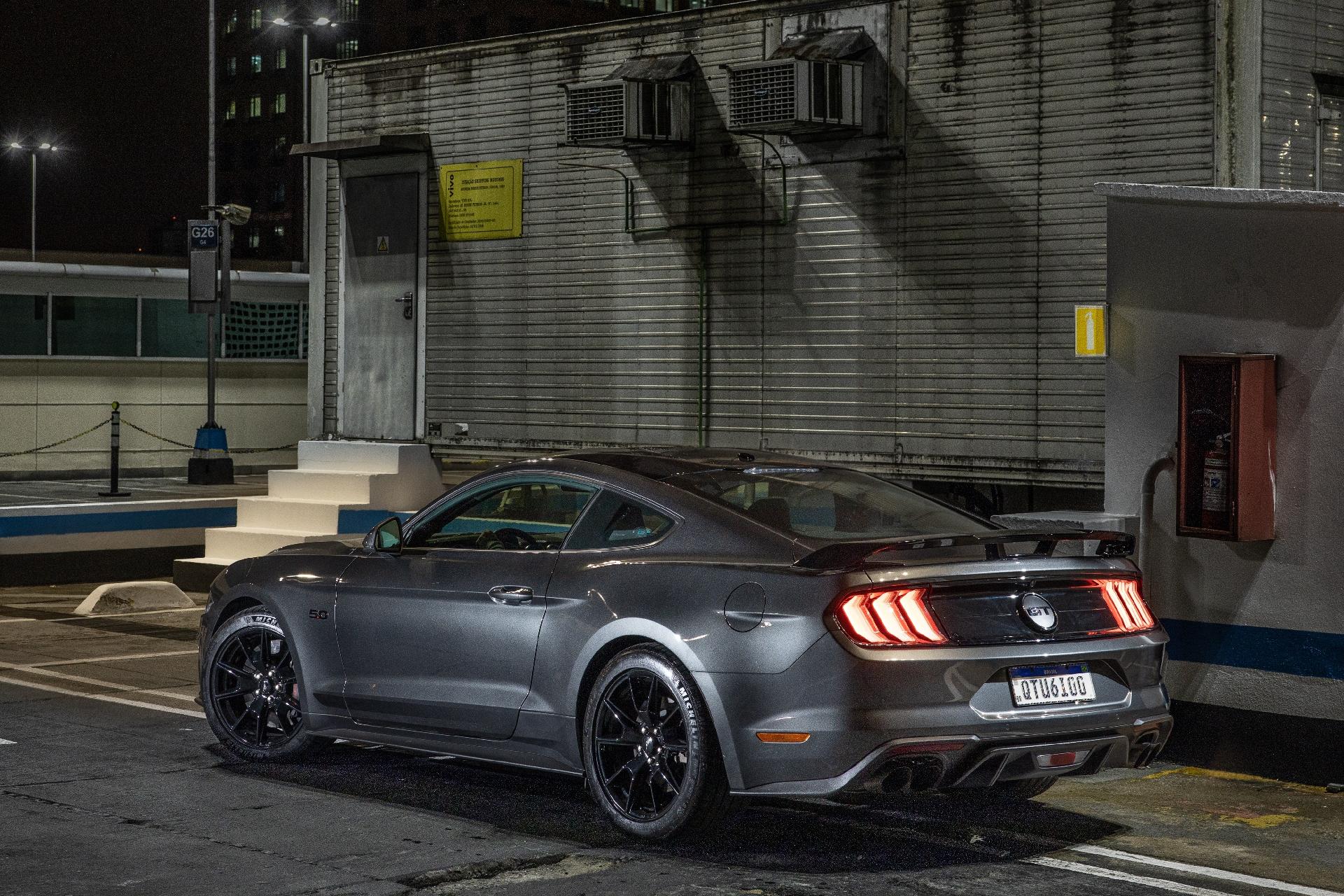 Testamos: Mustang Black Shadow alia visual sombrio com emoção dos 466 cv