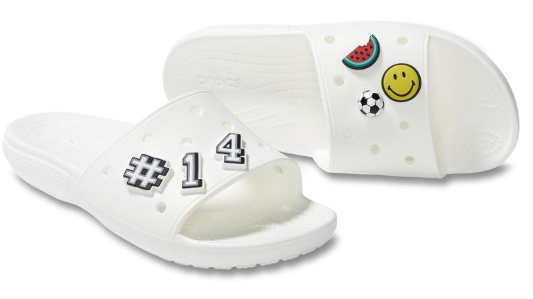 Crocs lança linha de chinelos com "furinhos" e que podem ser ...