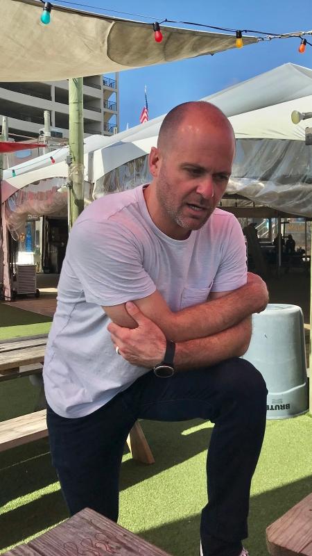 Nos EUA, igreja dentro de bar tem oração, banda country e menu de ...