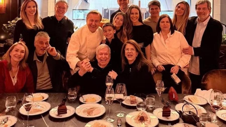 Boni comemora seus 90 anos em jantar com família em Nova York