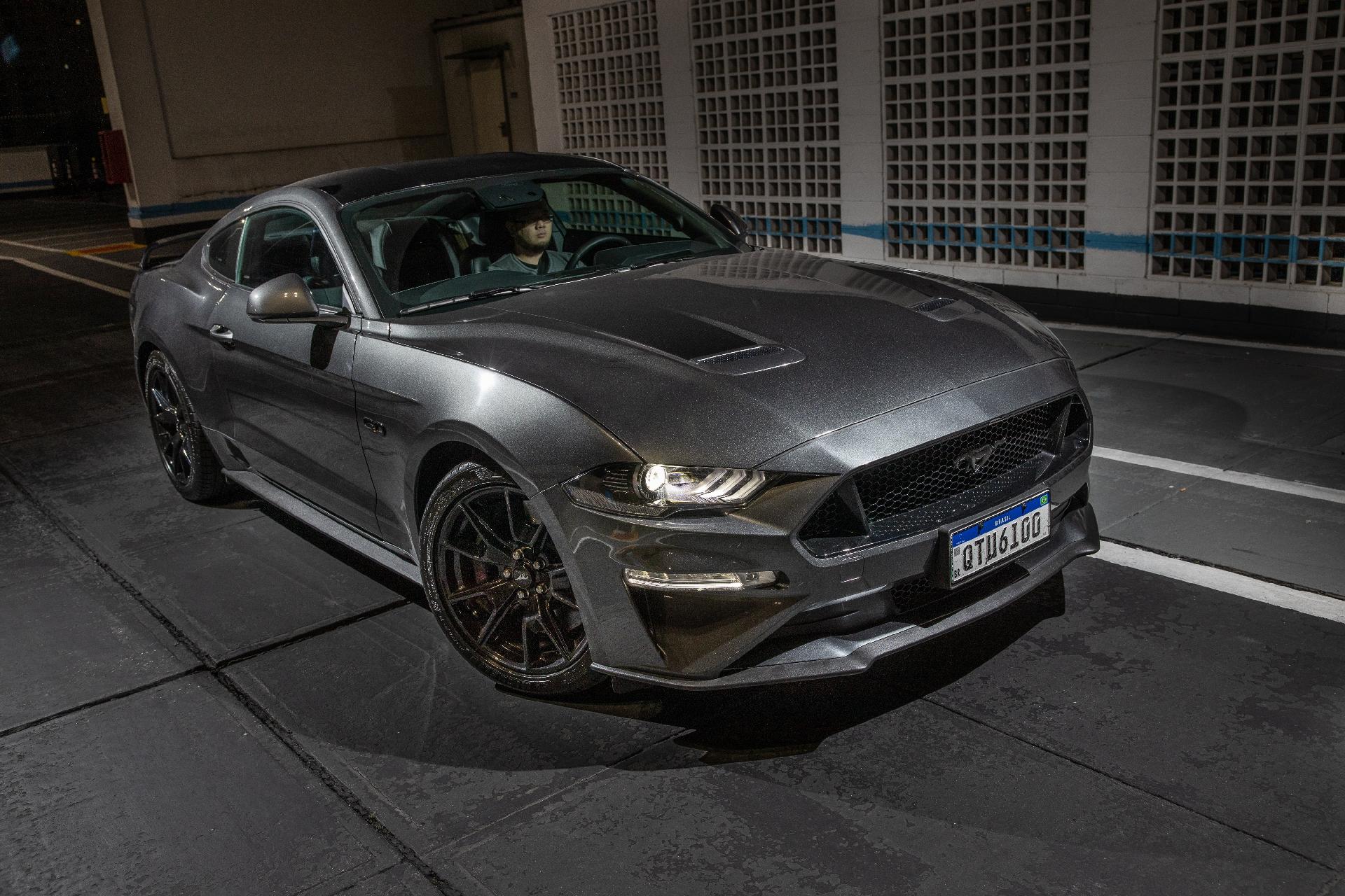 Testamos: Mustang Black Shadow alia visual sombrio com emoção dos 466 cv