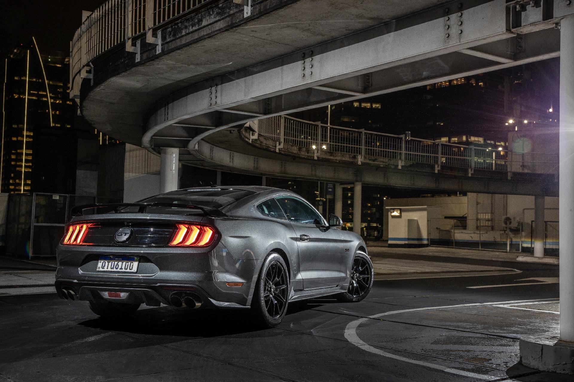 Testamos: Mustang Black Shadow alia visual sombrio com emoção dos 466 cv