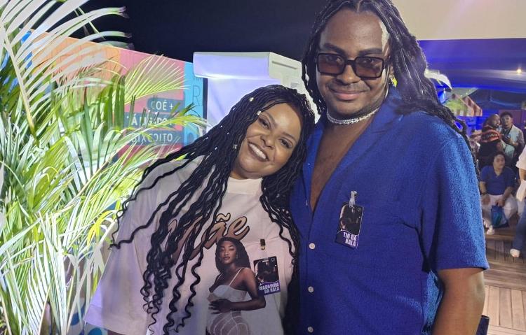 Iza: cantora ganha presente de fãs durantes show em festival