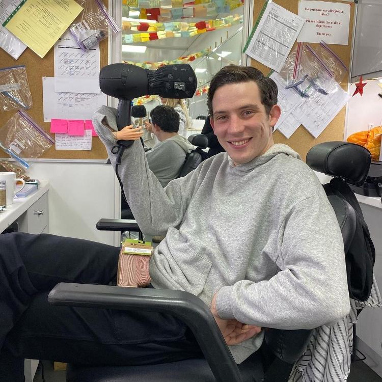 'The Crown': Diana da série mostra brincadeiras nos bastidores