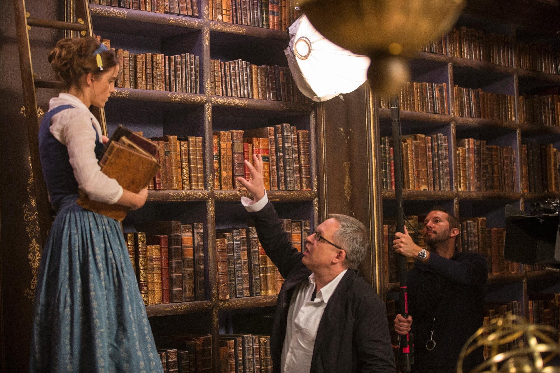 Príncipe Adam aparece em novas imagens do remake de "A Bela e a Fera ...