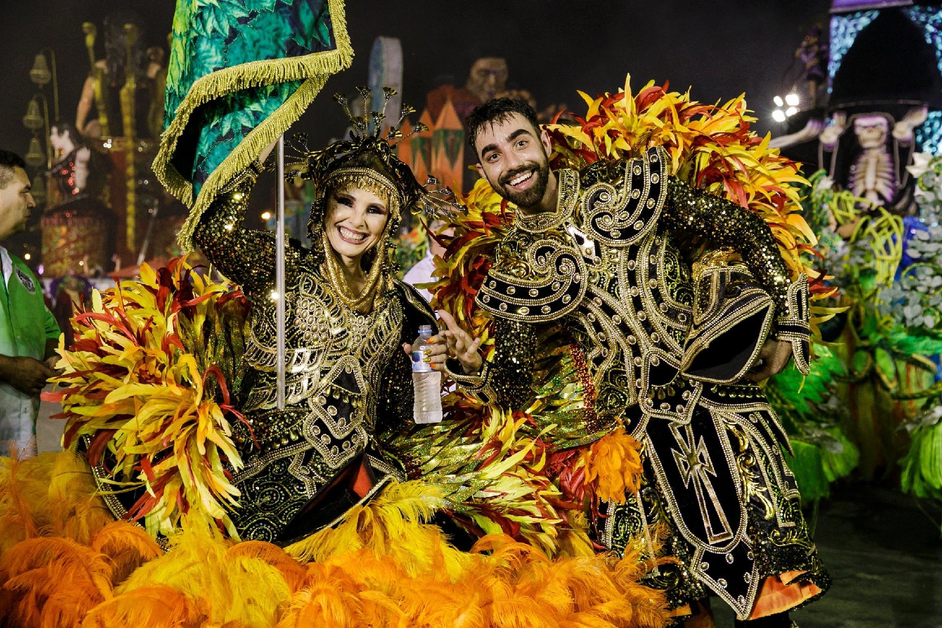 Juju Salimeni fica sem água e à base de frango e ovo para desfile - 22 ...