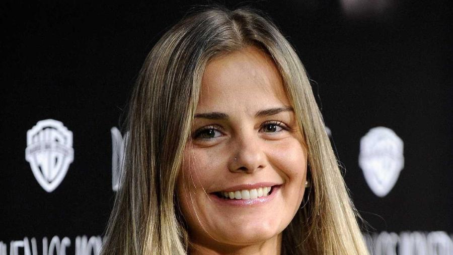 De fio-dental, Milene Domingues explana beleza e enfatiza bumbum