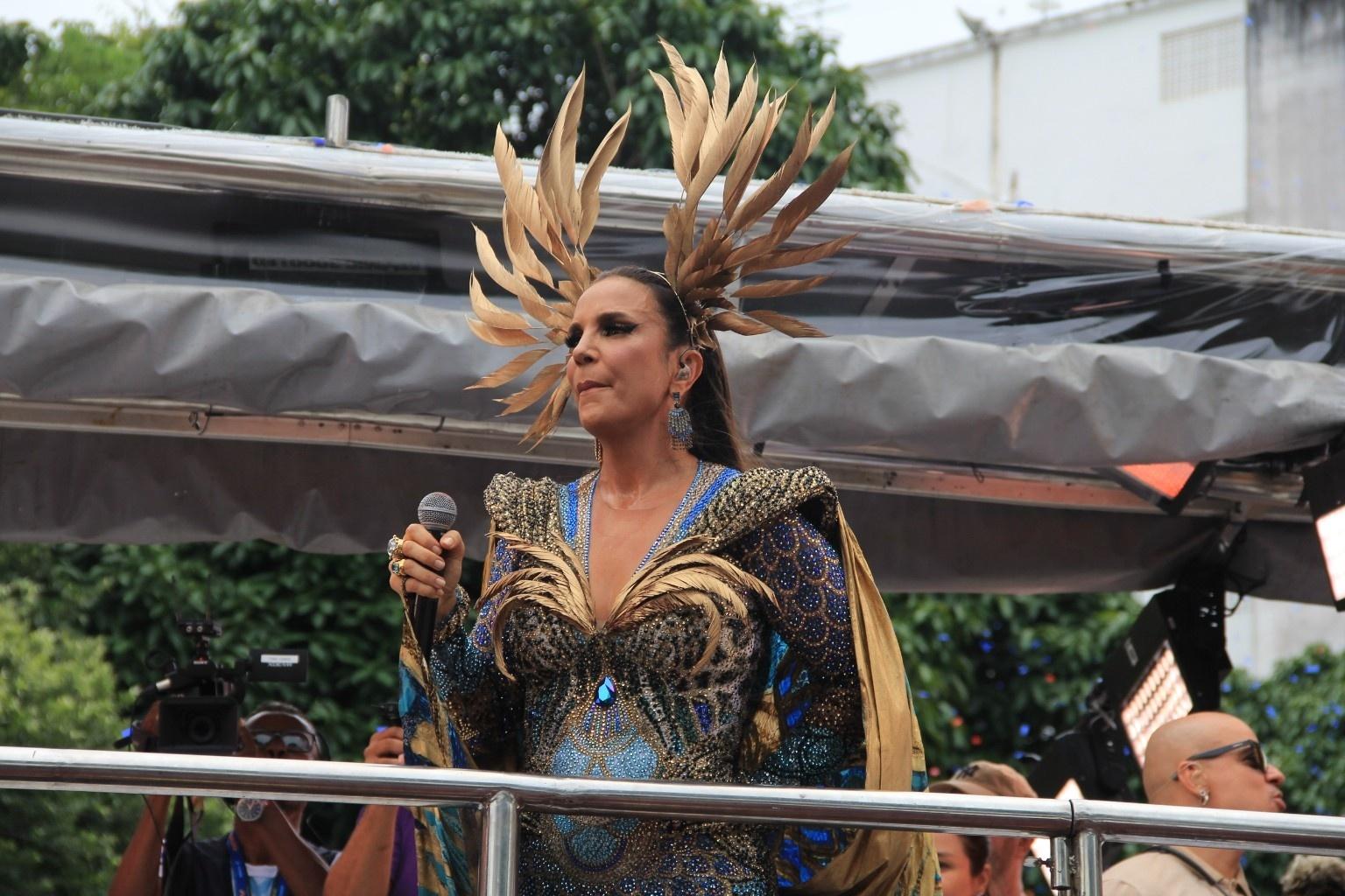 Ivete Sangalo brilha com 100 mil cristais ao encarnar rainhas no ...