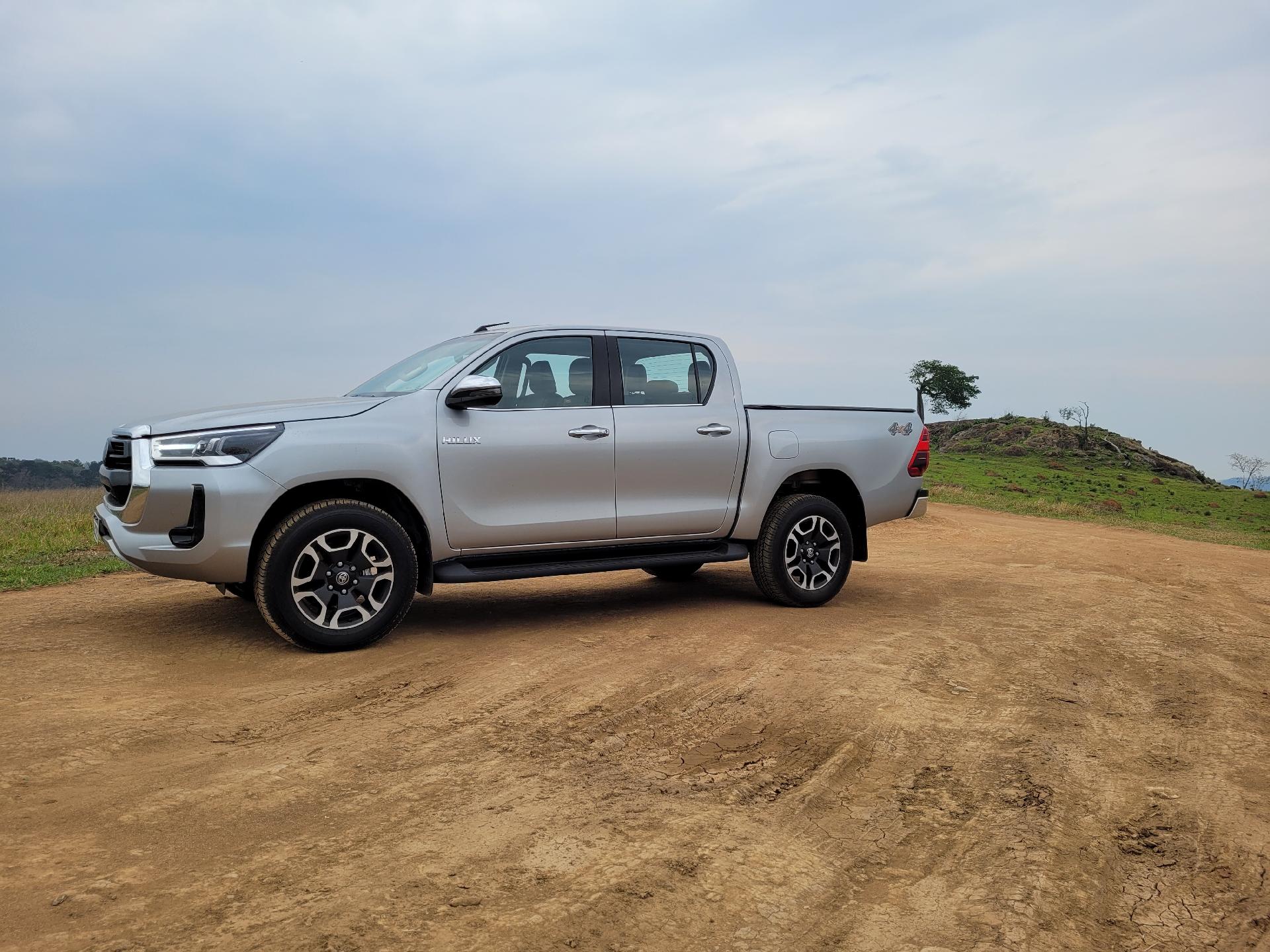 Toyota Hilux 2021 supera os 200 cv, ganha tecnologia e suspensão digna ...