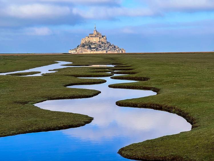 Monte Saint-Michel: cidadela de mil anos guarda forte, vila e abadia