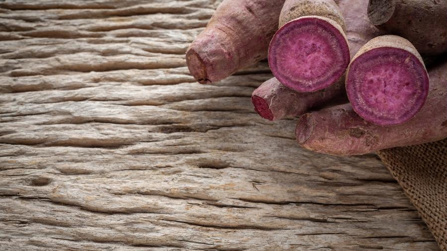 Faz bem para o coração e controla a glicemia: benefícios do cará-roxo