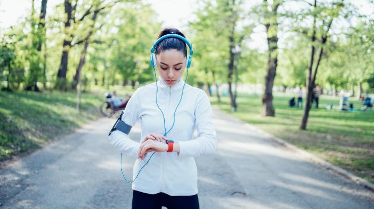 Usar um pedômetro para contar seus passos mantém você ativo por mais ...