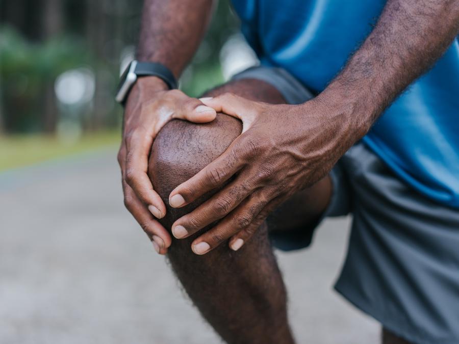 Por que seu joelho estala -- e quando isso deve preocupar