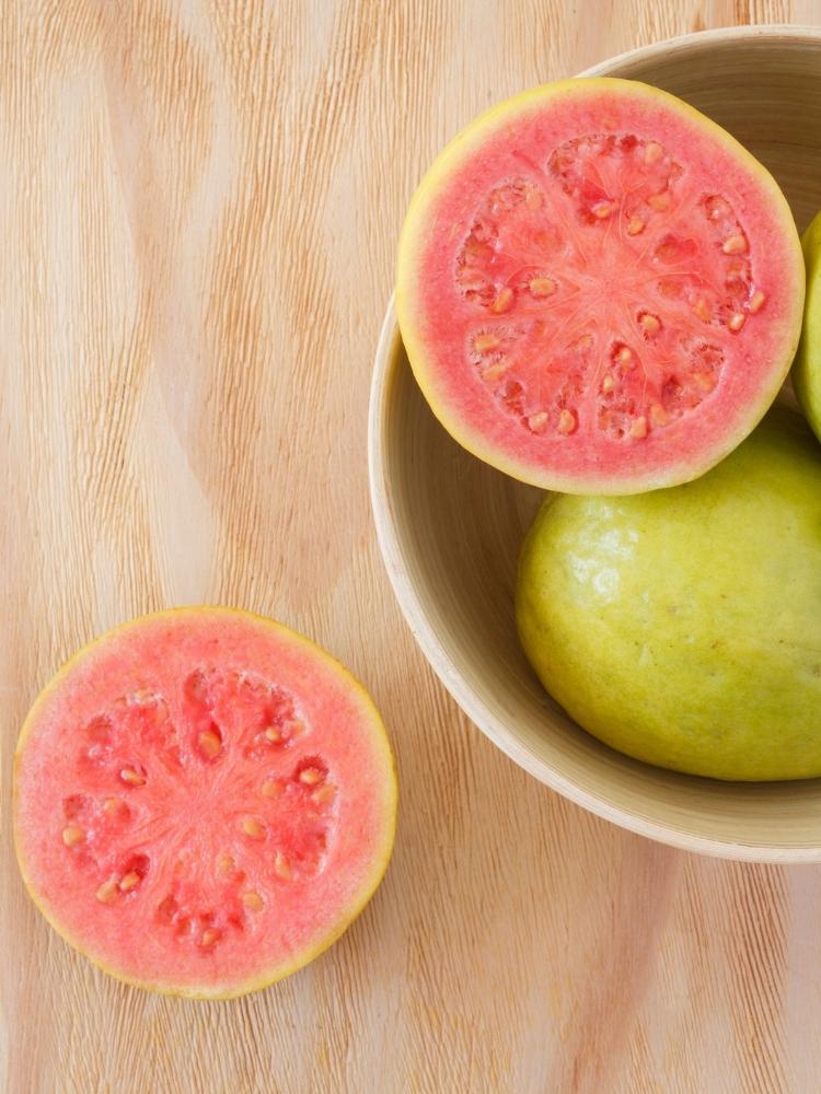 Aumenta imunidade, controla açúcar no sangue: os benefícios da goiaba