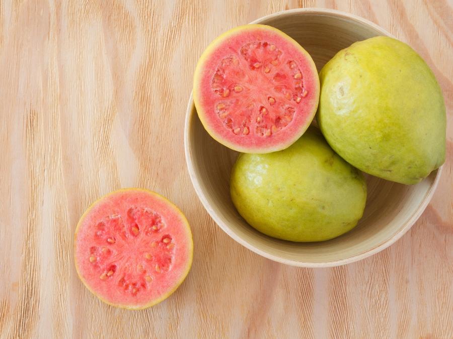 Faz bem para gestantes, protege os olhos: os benefícios da goiaba