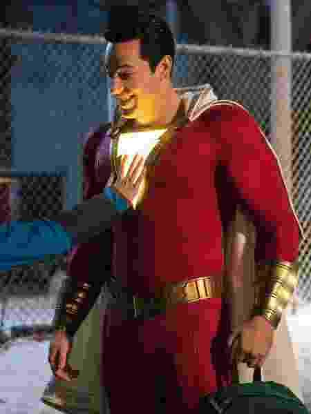 Uniforme de Shazam tem enchimento, mas a culpa não é de Zachary Levi ...