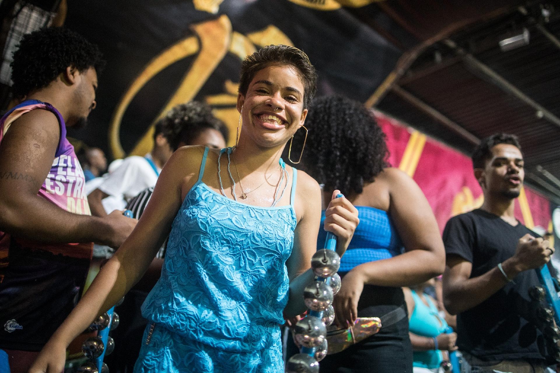 Fotos Carnaval 2019: Ensaio de Carnaval com mulheres de azul e homens ...