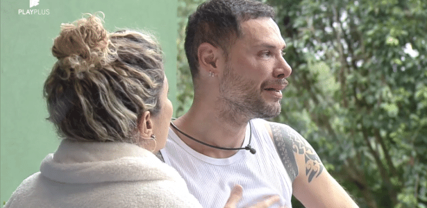 A Fazenda 2022: Alex fica em prantos e é consolado por peoas