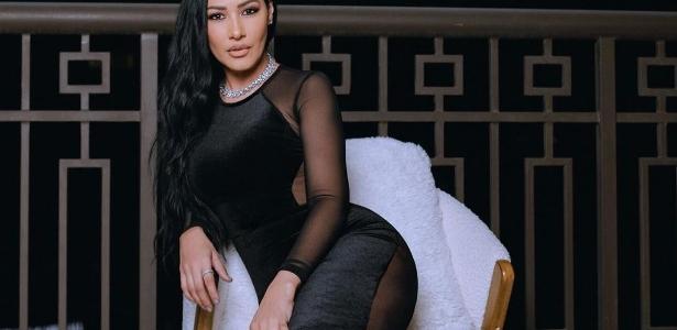 Simaria posa com vestido com transparência e se chama de pantera