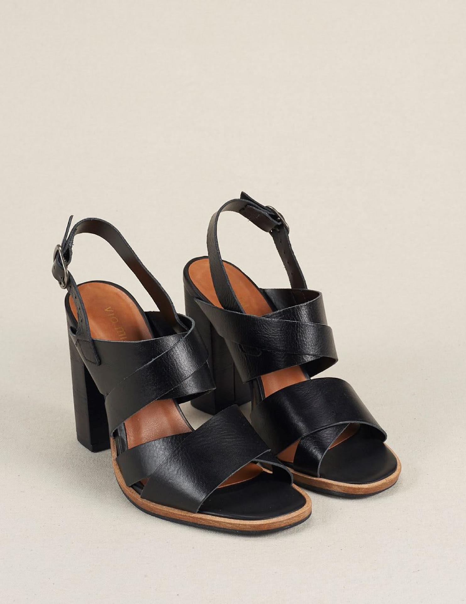 Moderna e confortável, sandália de salto bloco está na moda; veja como ...