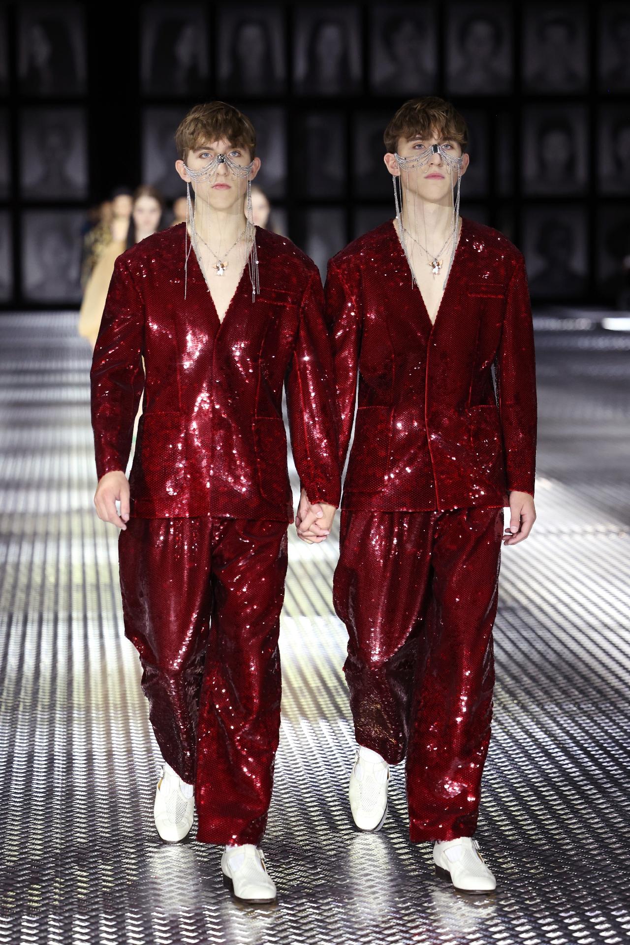 68 irmãos gêmeos e Gremlin: Gucci dá o que falar com desfile viral em ...