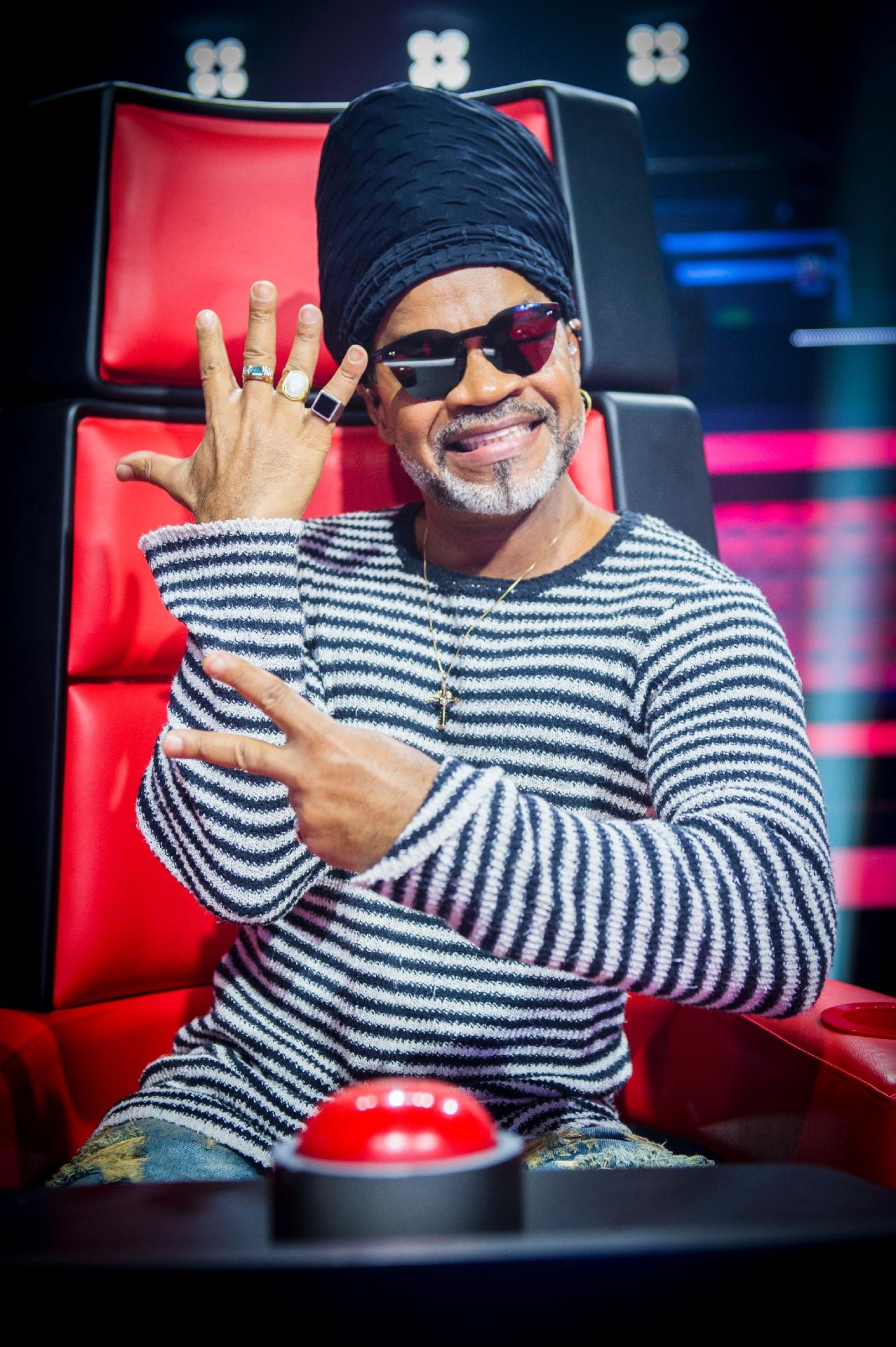 Fotos: 21 momentos que o visual de Carlinhos Brown deu um nó na sua ...