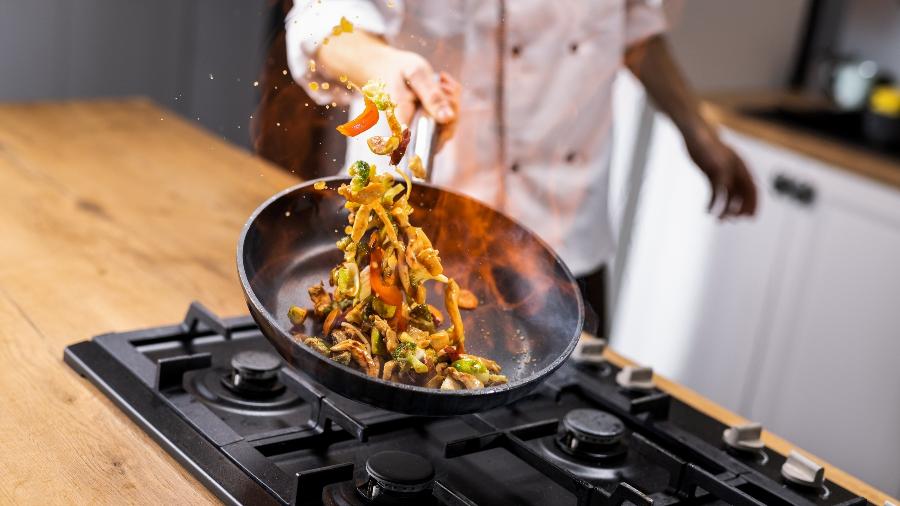 Como flambar e saltear como um chef; assista ao vídeo - 11/07/2020 ...