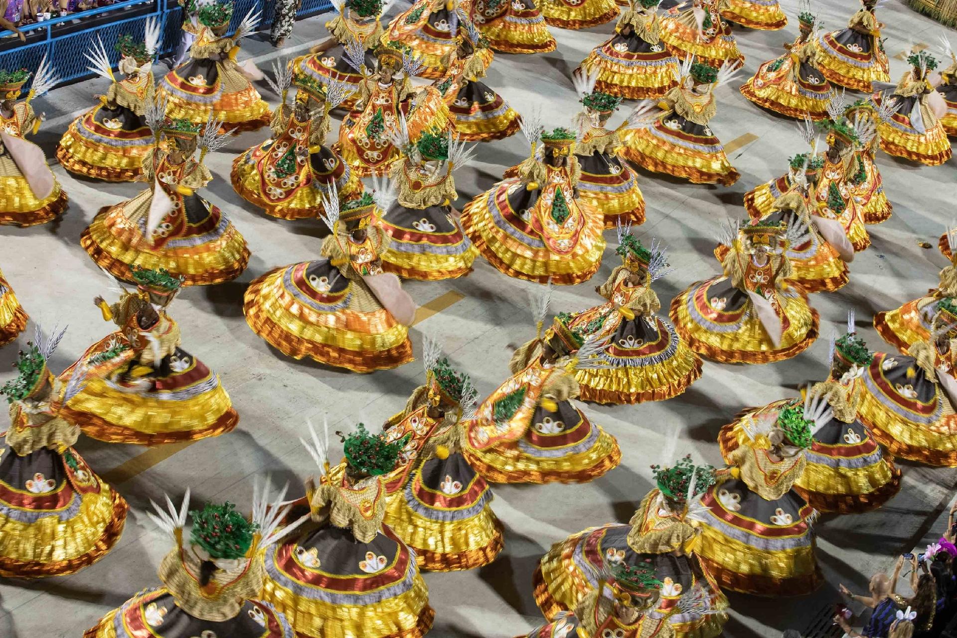 De tapa-sexo a barraco, o vale tudo das musas do lado B do Carnaval ...