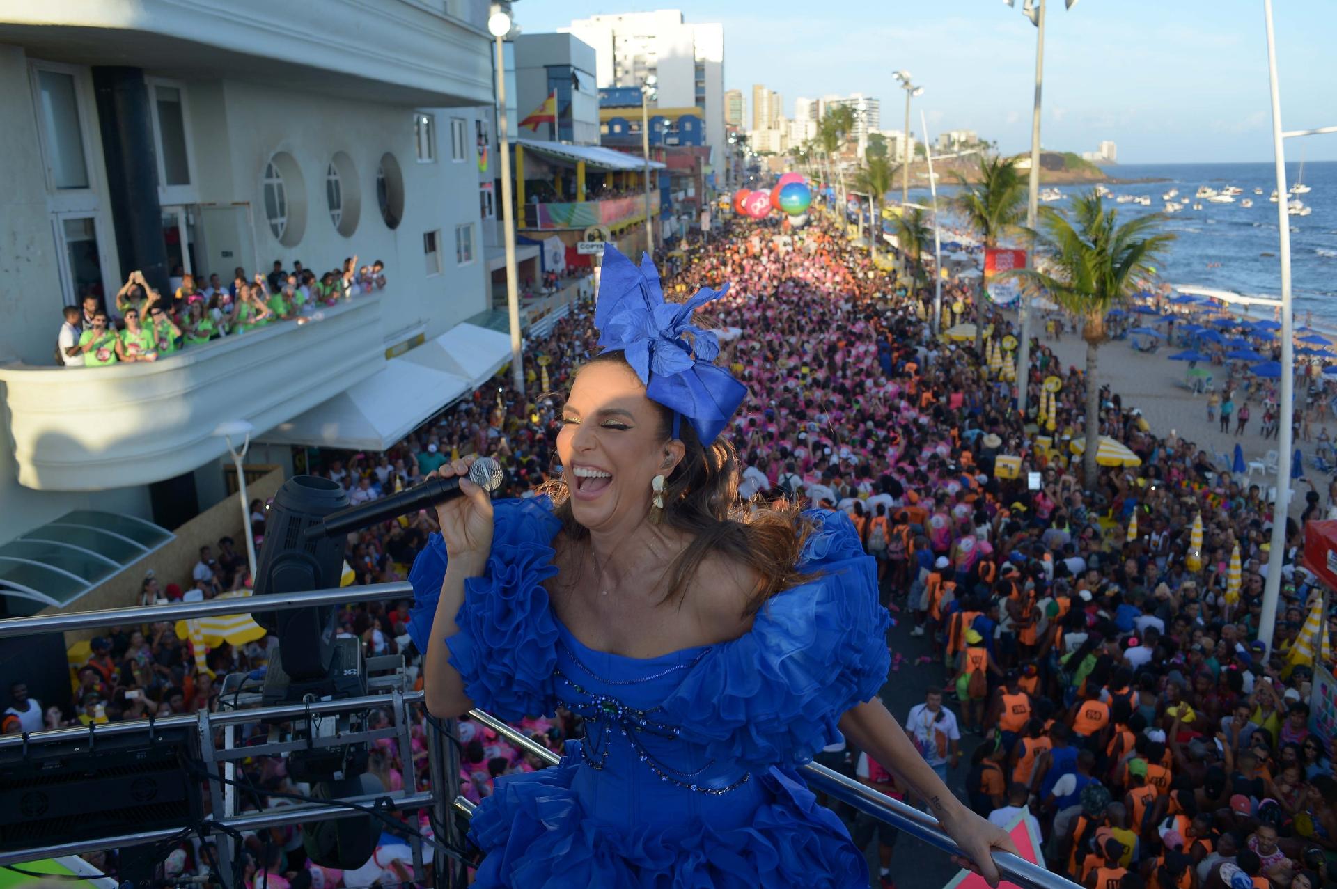 Eufórica, Ivete sobe ao trio em Salvador e grita: "Estou de volta, por ...