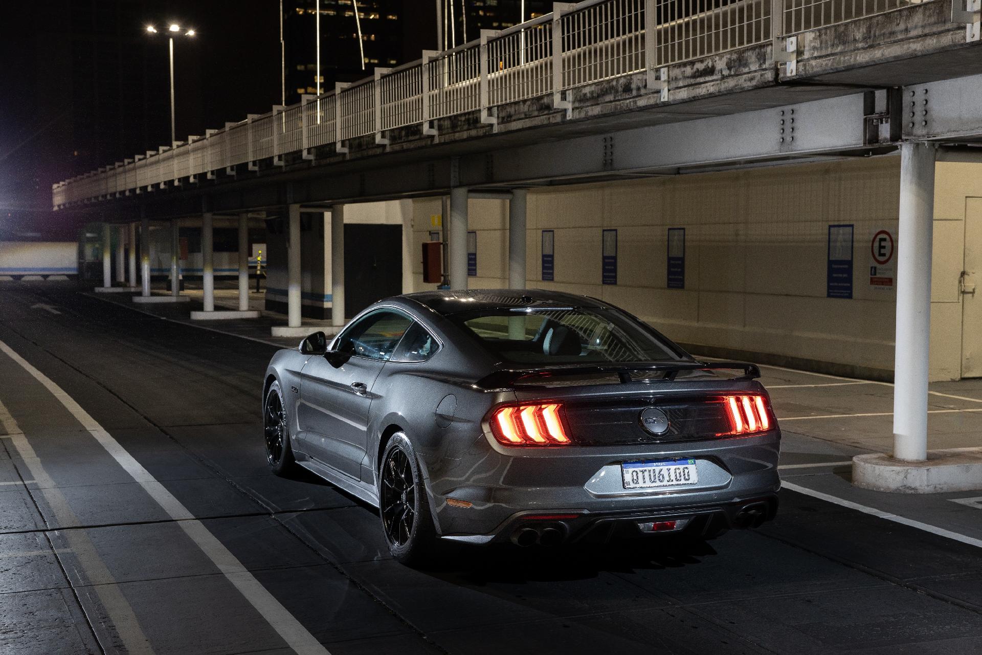 Testamos: Mustang Black Shadow alia visual sombrio com emoção dos 466 cv