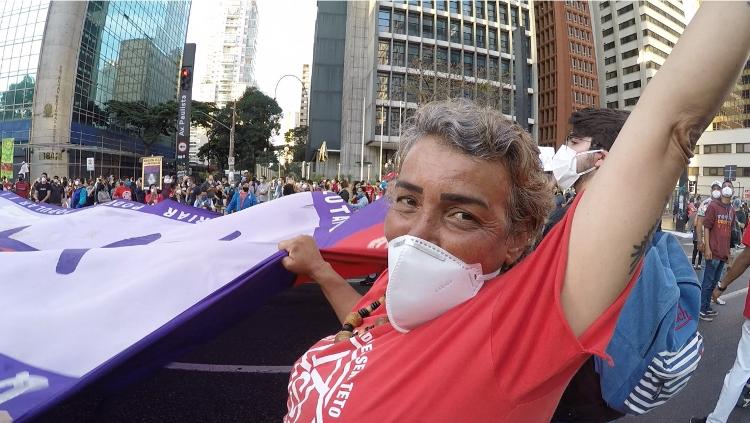 Em "Pé no Barro", Lene Souza conta o dia a dia do MTST em formato de poesia - 19/11/2021 - UOL ECOA