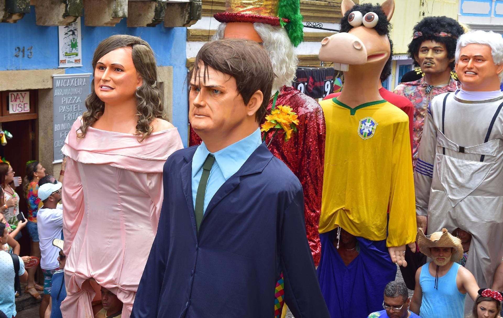 Bonecos gigantes de Jair Bolsonaro e Michelle são hostilizados em ...