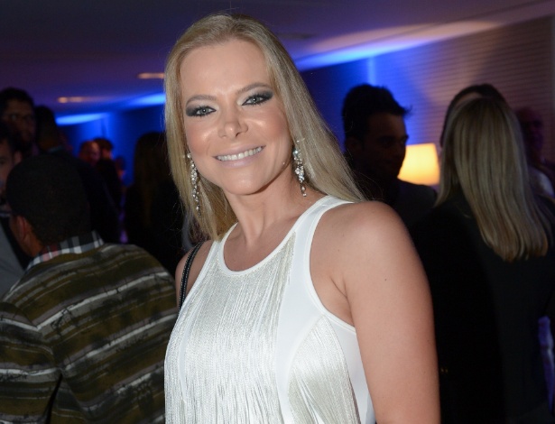 Aos 35 anos, Jackeline Petkovic volta à TV diz: "Não dormi no formol ...