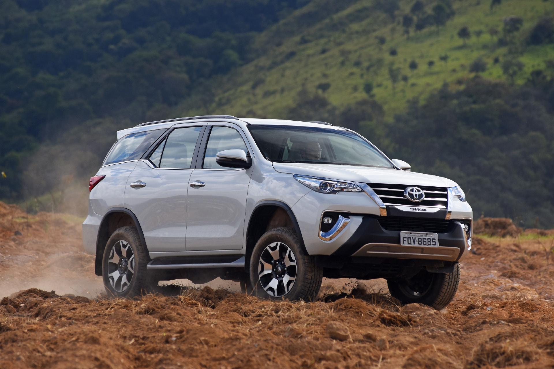 Duelo: Pajero Sport encara SW4 no confronto de SUVs "raiz" para 7 ...