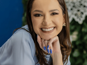 Vivi Cake vai a festa com look sexy e é massacrada nas redes sociais