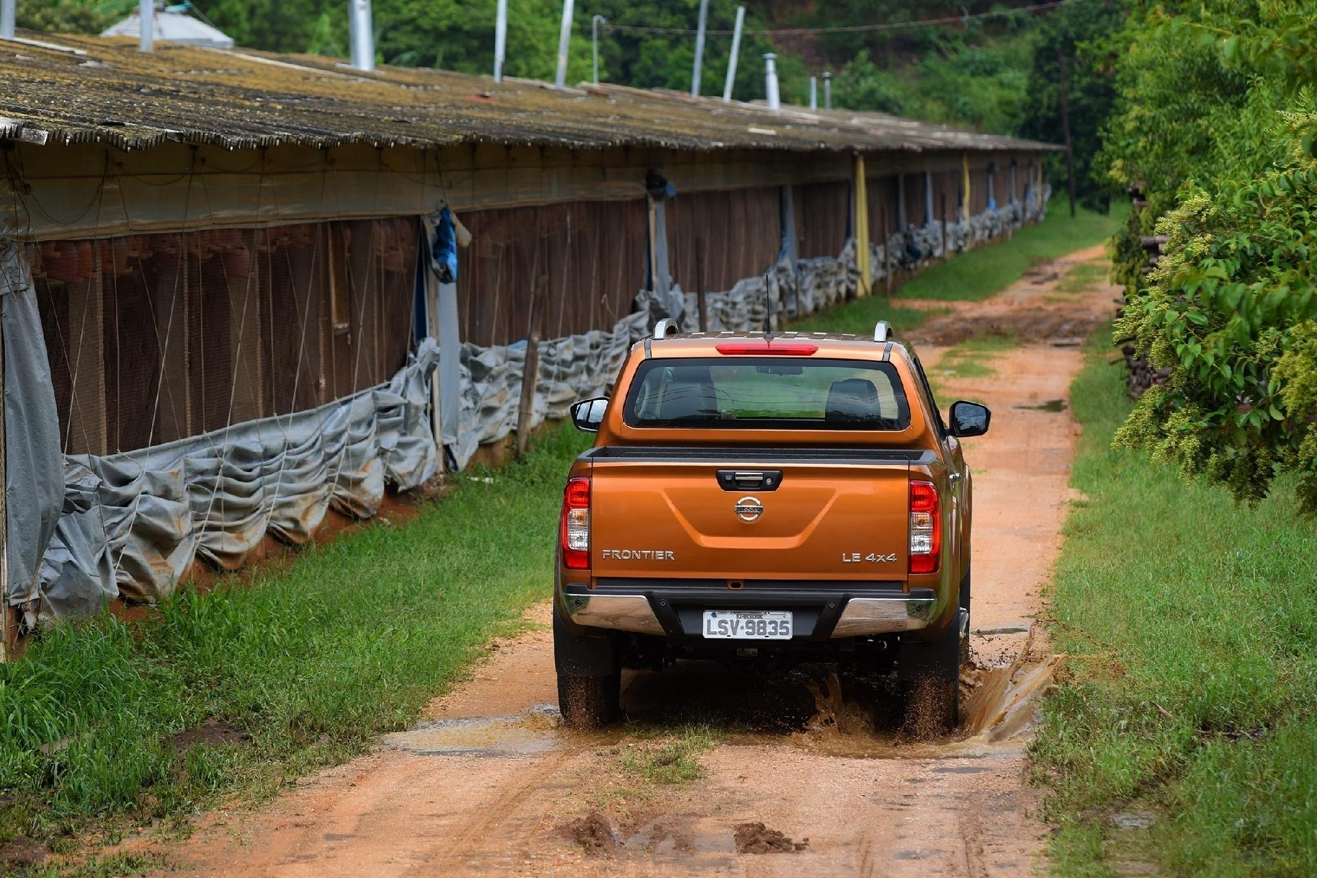 Off-road: Nissan Frontier SE vai ao limite em trajeto pesado