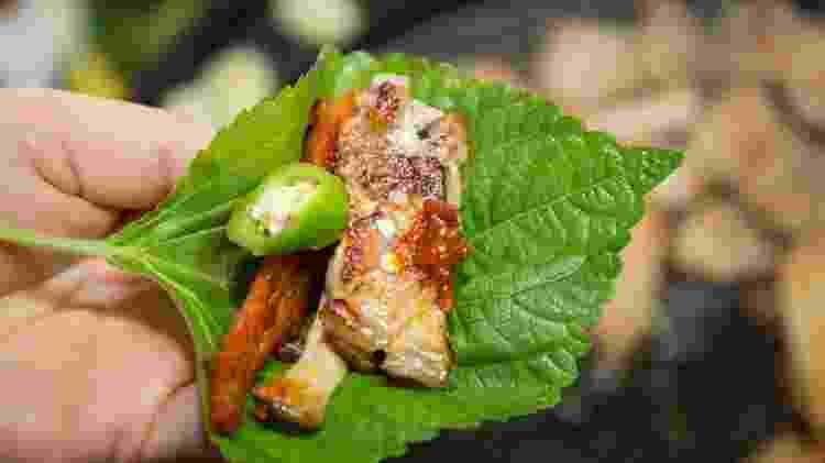 Comer churrasco de palitinho? Preparo coreano de carnes desafia o ...