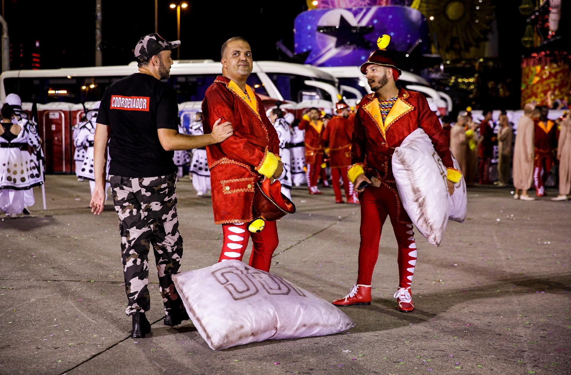 Juju Salimeni fica sem água e à base de frango e ovo para desfile - 22 ...