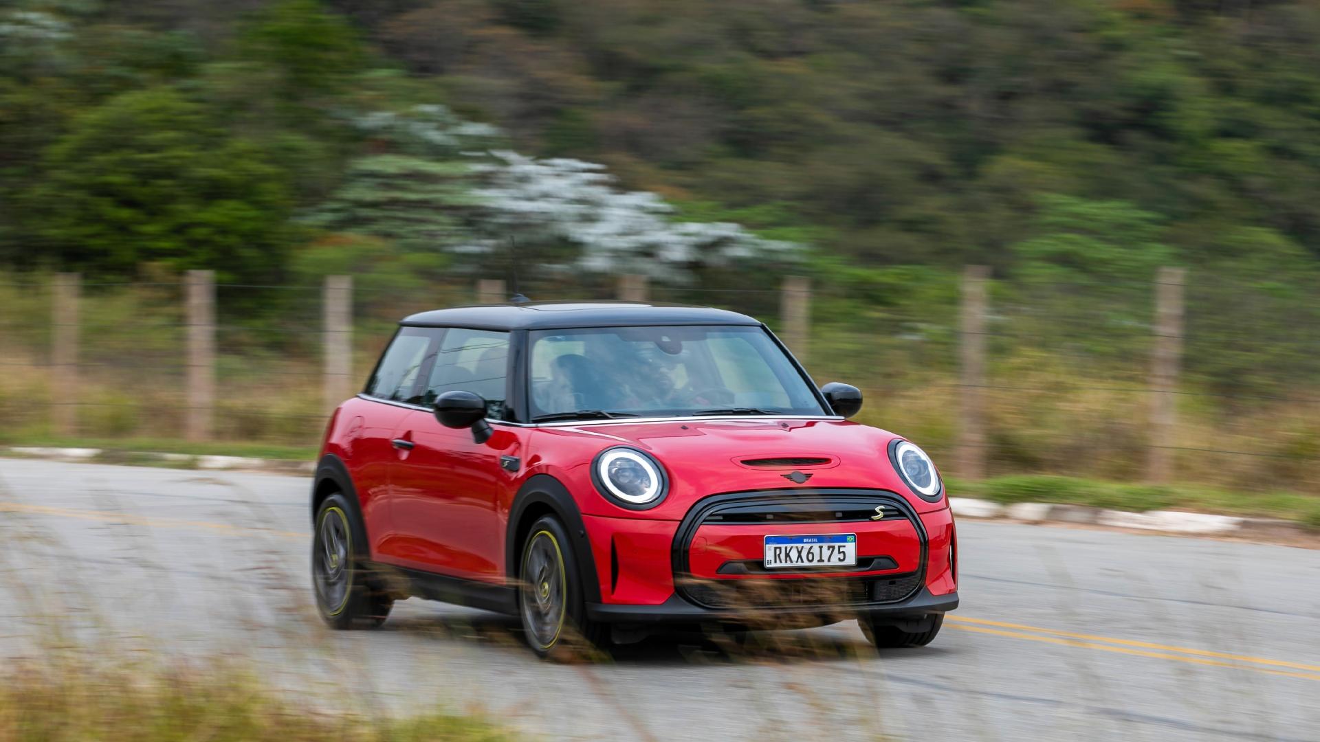 Fiat 500 e Mini Cooper: elétricos e retrôs a R$ 240 mil valem a pena?