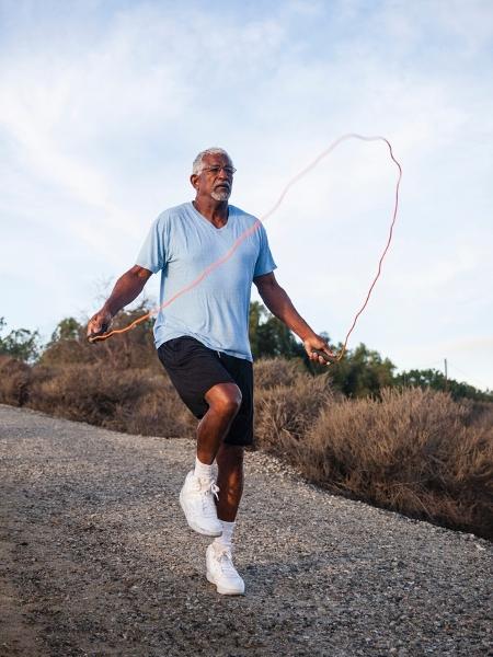 Aprenda técnica para pular corda e aproveite os benefícios desse exercício