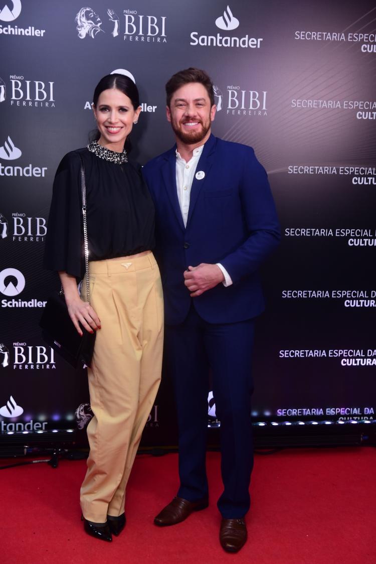 Presença de Anita: Mel Lisboa e Leo Miggiorin posam juntos em 21 anos