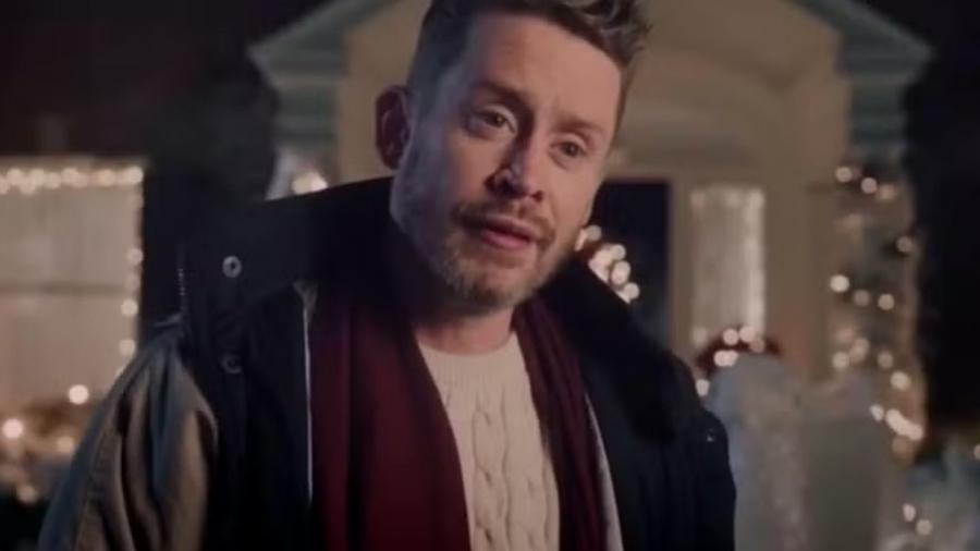 Macaulay Culkin revive personagem do filme Esqueceram de Mim