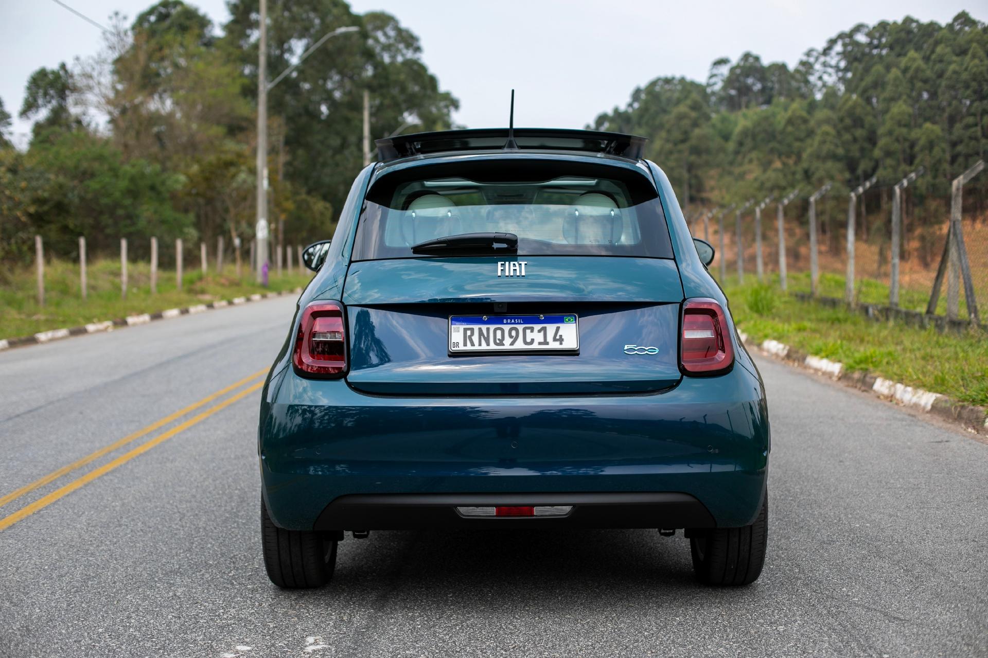 Fiat 500 e Mini Cooper: elétricos e retrôs a R$ 240 mil valem a pena?