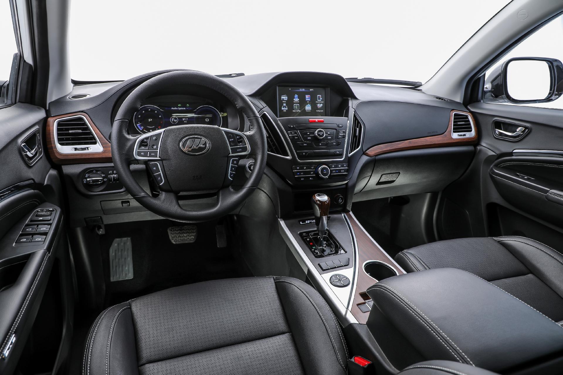 Fotos: Por dentro do Lifan X80 - 18/06/2018 - UOL Carros