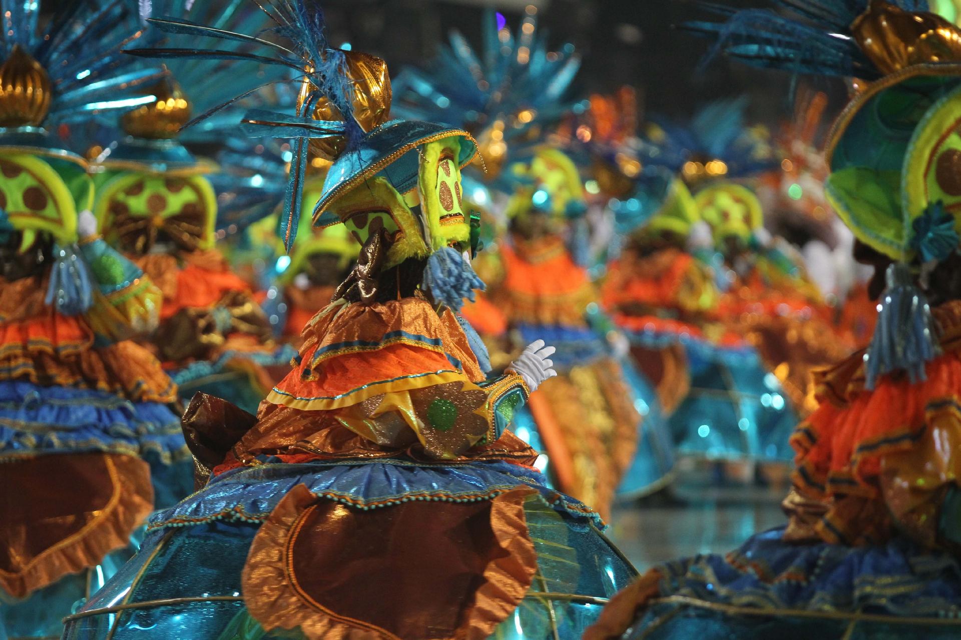 De tapa-sexo a barraco, o vale tudo das musas do lado B do Carnaval ...