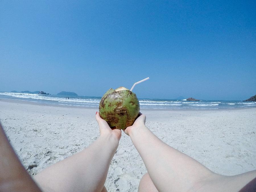 Repõe líquidos na ressaca, elimina toxinas: benefícios da água de coco