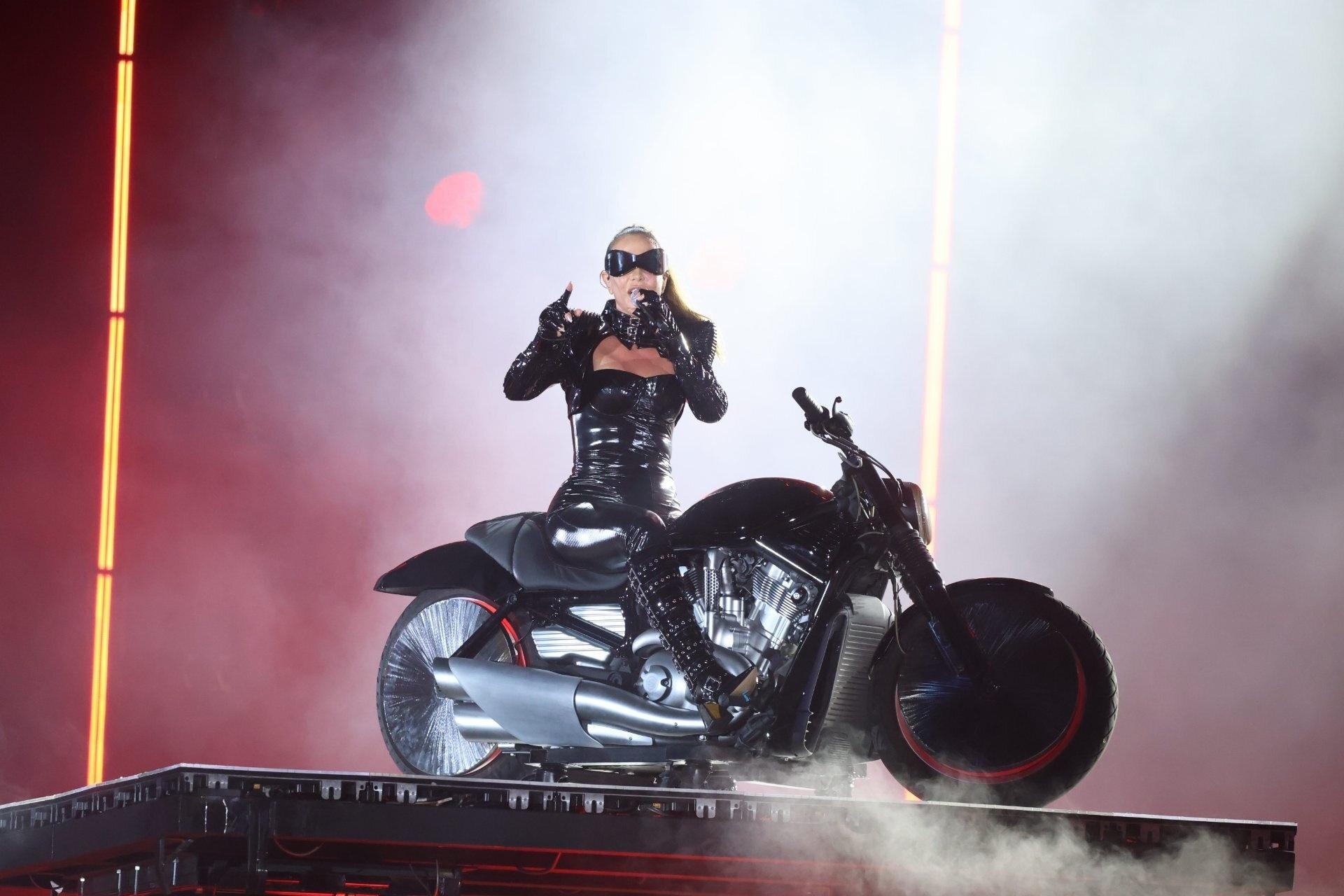 Ivete no Maracanã: veja como foi o show e looks da cantora